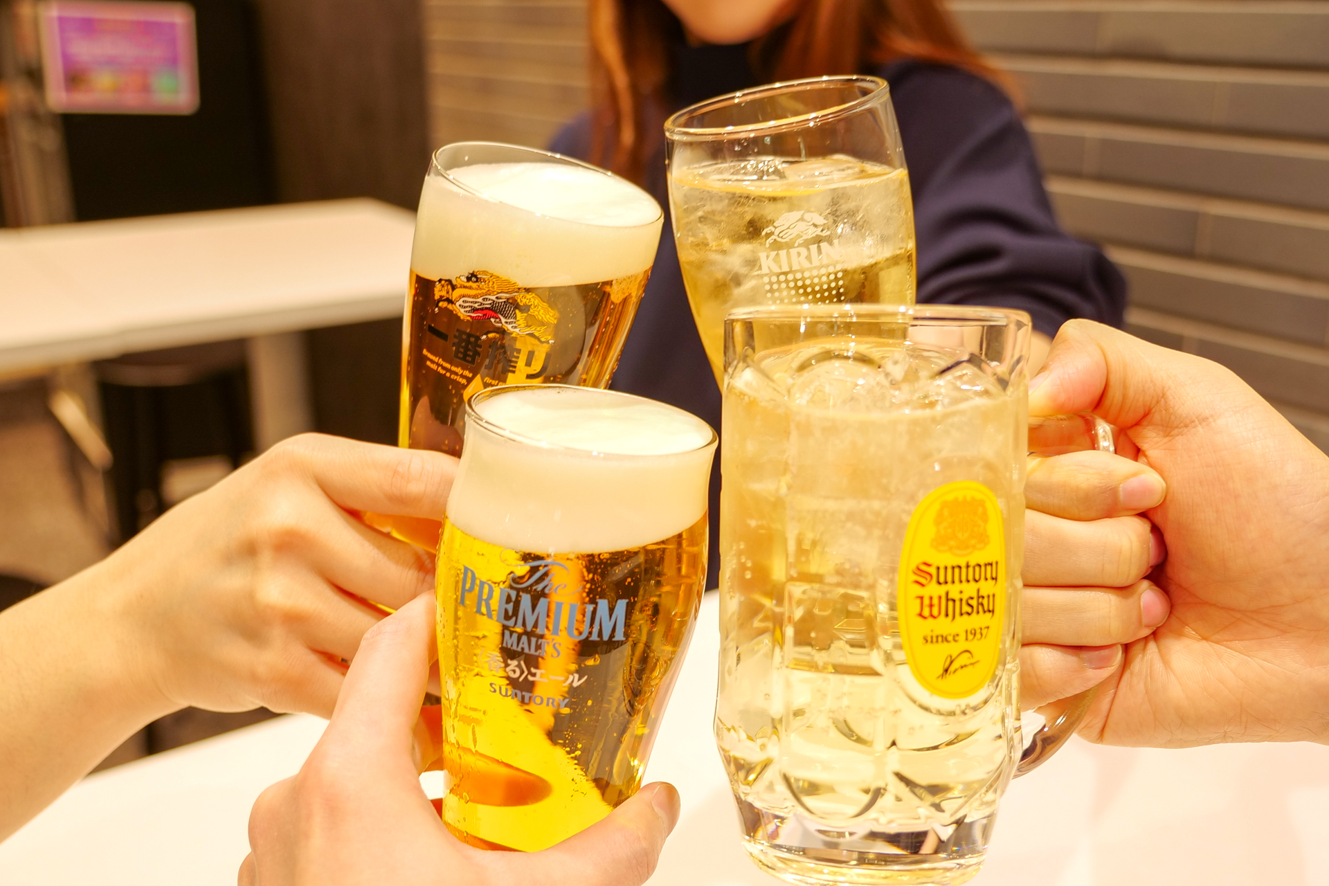 平日仕事終わりの生ビールを100円で飲む裏技とは。「汐留横丁」で料理注文するとビールとハイボールが100円に。「勤労感謝キャンペーン」開催 – favy公式ブログ favicon(ファビコン)